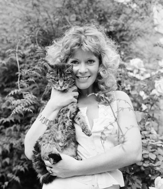 MARY MILLINGTON ACTRESS and model pictured at home in Putney Old Photo ...