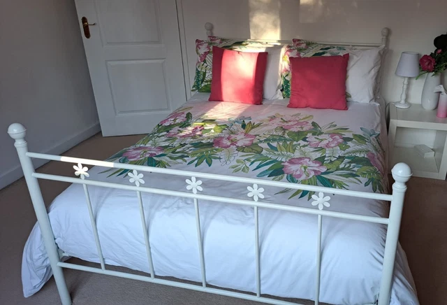 WHITE METAL DOUBLE bed frame and Sleepeezee mattress £44.90 - PicClick UK