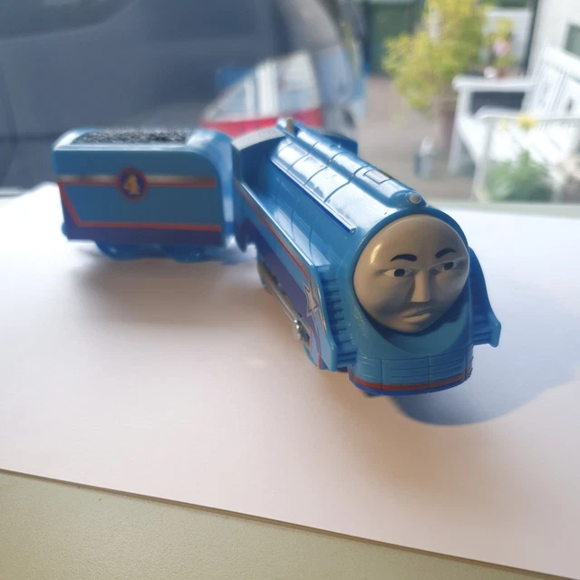 TRACKMASTER REVOLUTION THOMAS The Tank Engine Battery Train Shooting ...