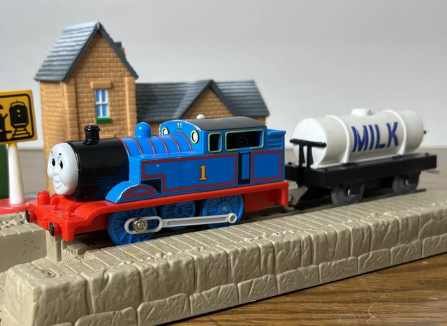 THOMAS FRIENDS TRACKMASTER Thomas Milk Cargo Tanker Motorized Train ...