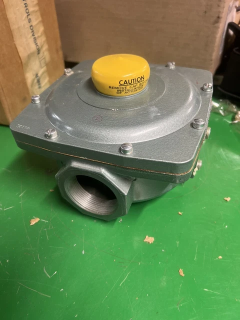 **NEW** ITT GENERAL Controls Model V710JESV15 Gas Valve Assembly 2 ...