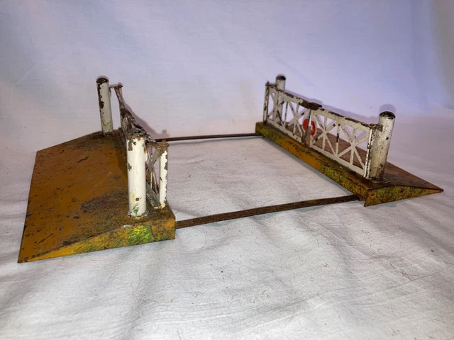 BING LEVEL CROSSING, fits all track widths, pre-war, slight damage £29. ...