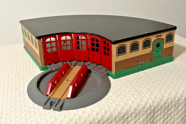 BRIO HOLZEISENBAHN: GROSSER Lokschuppen mit Drehscheibe (33736) EUR 45 ...