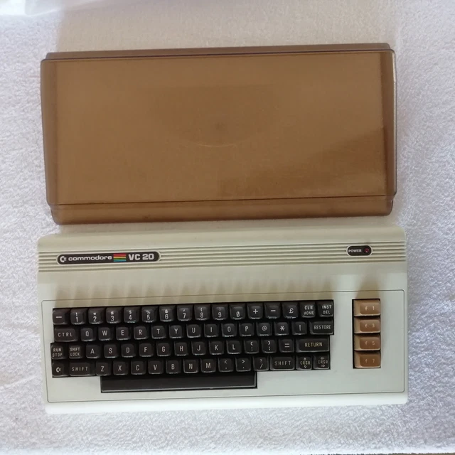 COMMODORE VIC 20 vic20 retro computer vintage + copri tastiera ...