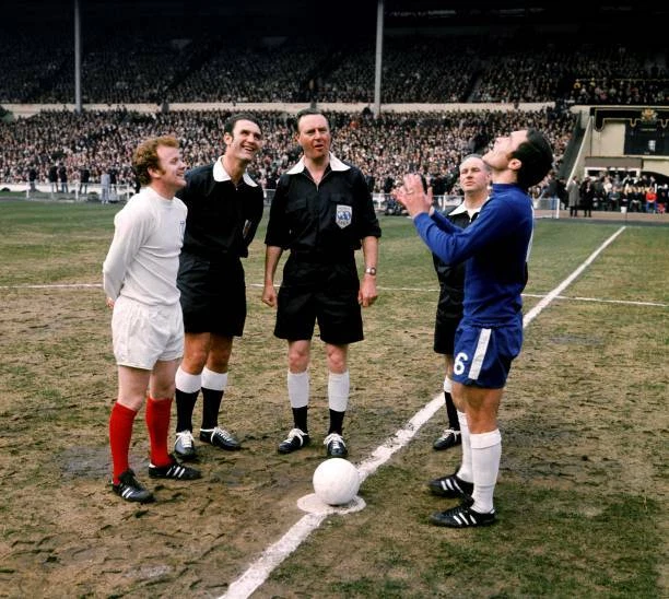 LEEDS UNITED CAPTAIN Billy Bremner Referee Eric Jennings 1970 Football ...