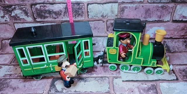 POSTMAN PAT TRAIN Motorised Greendale Rocket with Carriage & Figures ...