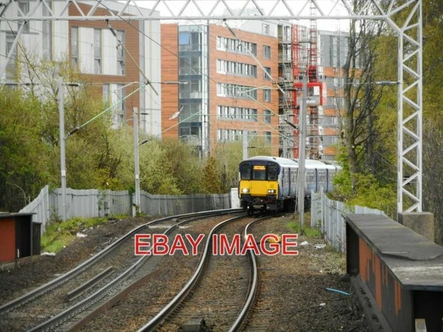 PHOTO TRAIN Approaching Partick Station British Rail Class 318 Emu Number 31826 £2.20 - PicClick UK