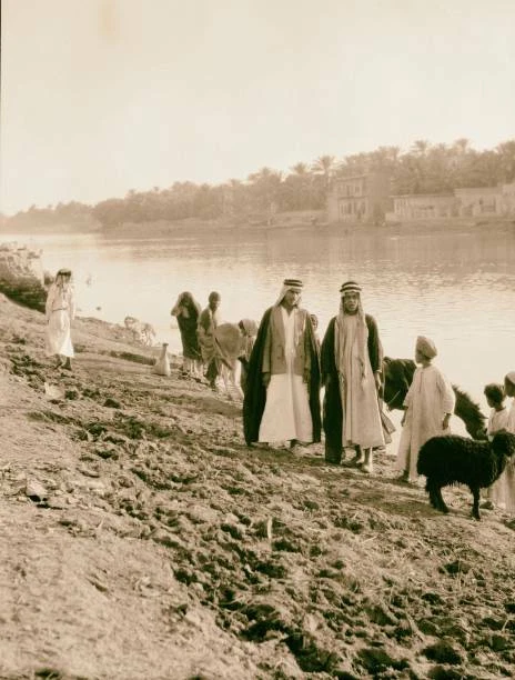 A RIVER SCENE showing types of men Iraq Hillah 1932 OLD PHOTO $8.50 ...