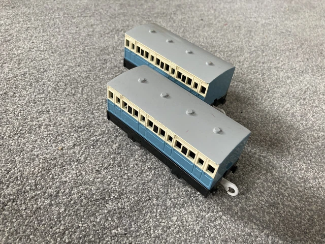 TOMY TRACKMASTER THOMAS the tank engine gordon express coaches £7.99 ...