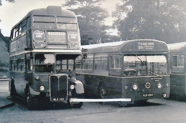 030G 6X4& Bus Photo - London Transport. Fleet no. RT323, reg. no ...