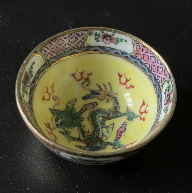 ANCIEN BOL MINIATURE en porcelaine de Chine signé jaune motif floral ...