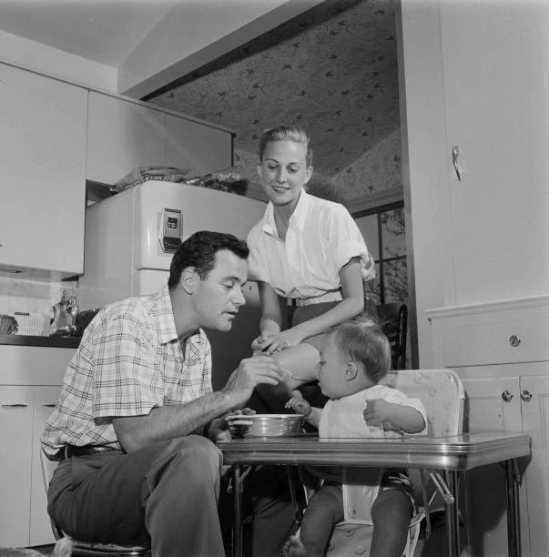 ACTOR JACK LEMMON At Home With His Wife, Actress Cynthia Stone And ...