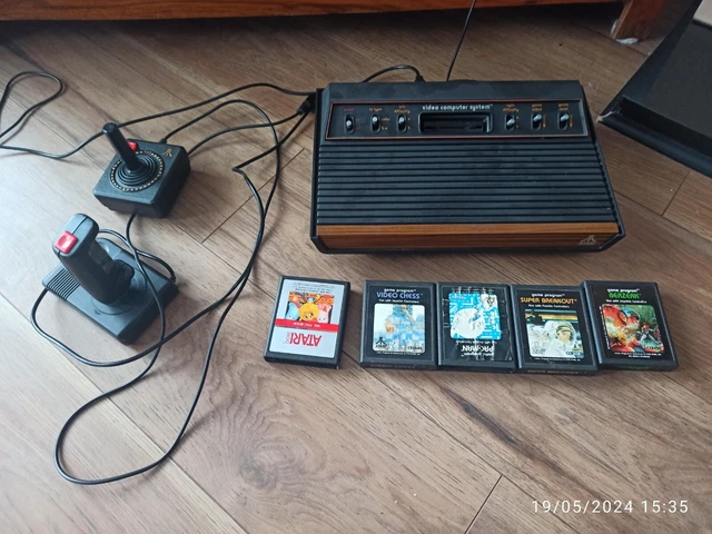 CONSOLE ATARI 2600 Legnosa con Joystick Ms Pacman Berzerk Scacchi ...