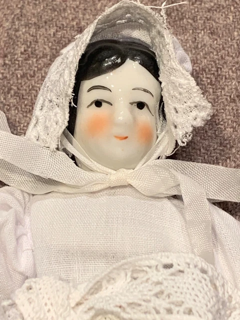 PETITE POUPÉE DE collection Tête /membres en biscuit/porcelaine corps en chiffon EUR 25,00 ...