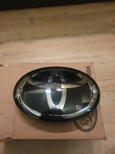 GENUINE TOYOTA LANDCRUISER Hilux Tacoma Tundra Front Grille Badge ...
