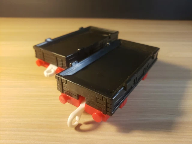 THOMAS & FRIENDS Trackmaster Lot Of 2 Flatbed Frieght Cars Black & Red ...