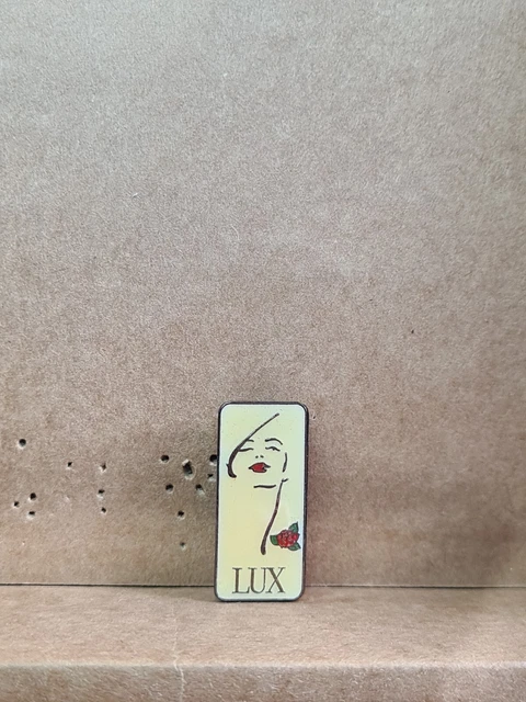 E1 PINS PIN'S BADGE VINTAGE COLLECTION LUX PARFUM Signé ANANAS ...