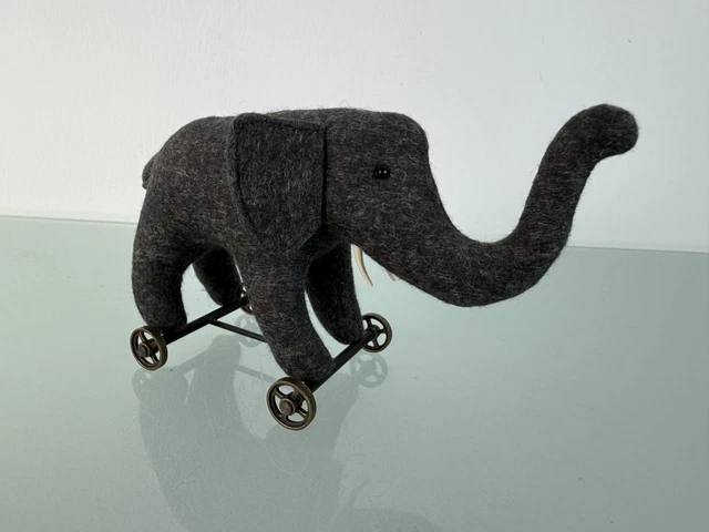 STEIFF ANIMAL COLLECTOR 420412 Éléphant sur roues 12 cm. Excellent état ...