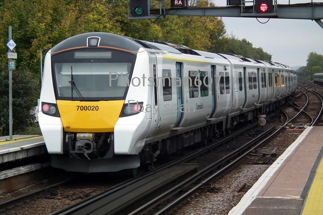 CLASS 700 700020, 8 car EMU, in South Eastern White at Three Bridges £0 ...