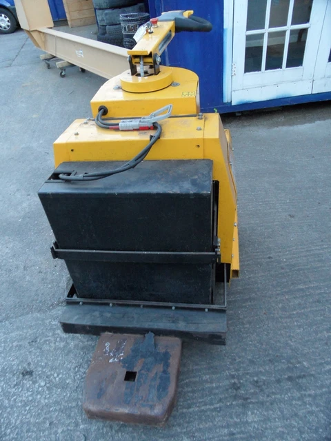 MASTERMOVER ELECTRIC PULL / Push Tug. Model Cem50-850. Built 2011. £ ...