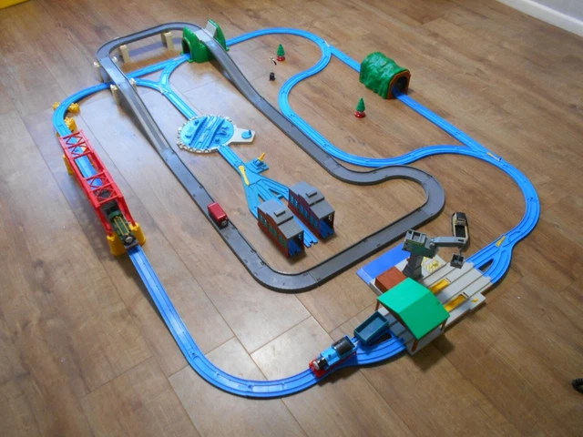 TOMY TRACKMASTER THOMAS the tank engine train set + thomas character ...