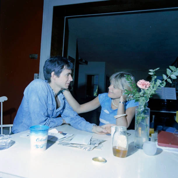 ACTOR ANTHONY PERKINS & photographer Berry Berenson pose for port- Old ...