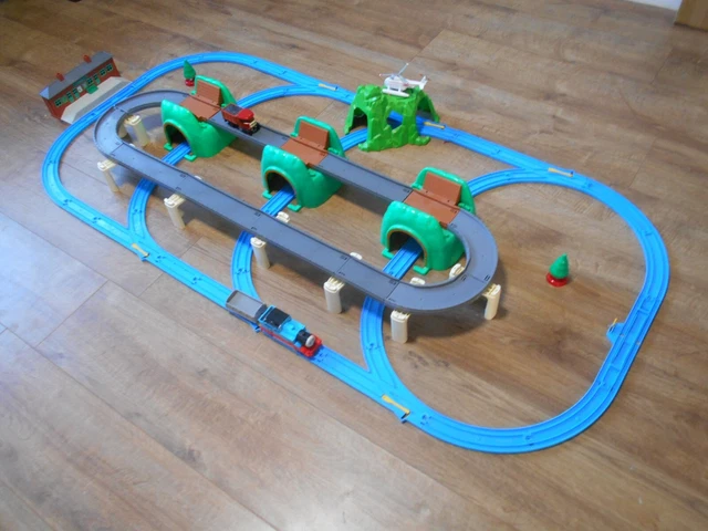 TOMY TRACKMASTER THOMAS the tank engine train set road rail battery ...
