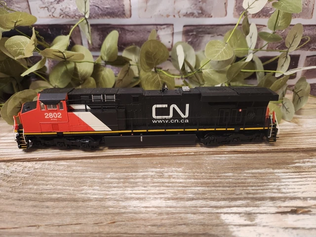 WALTHERS MAINLINE HO Scale #910-10198 CN Evolution Locomotive #2802 GE ...