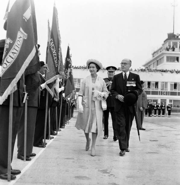 PRINCESS MARGARET ARRIVES At Jersey Airport 1950S Old Photo 3 $9.00 ...