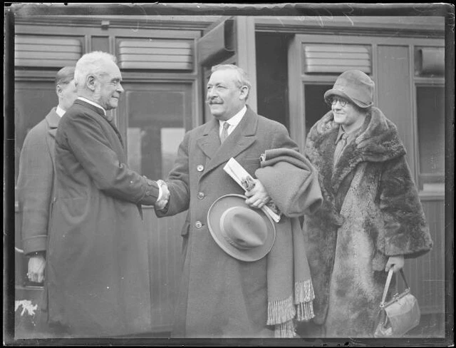 RODNEY GYPSY SMITH shaking a man's hand NSW 1925 OLD PHOTO $8.50 ...