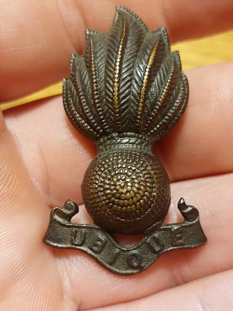 VINTAGE ROYAL ARTILLERY (UBIQUE) British Army Military Metal Cap Badge ...