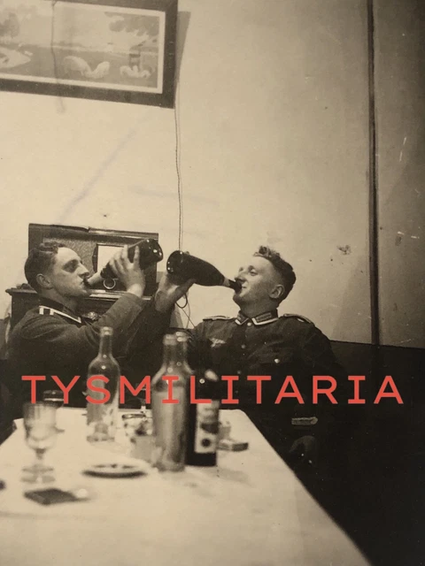 ORIGINAL WW2 PHOTO German Soldiers Drinking EUR 5,27 - PicClick IT
