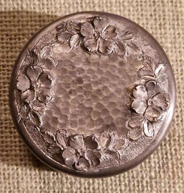 ANCIENNE PETITE BOITE en étain martelé et repoussé signé A Villien EUR ...