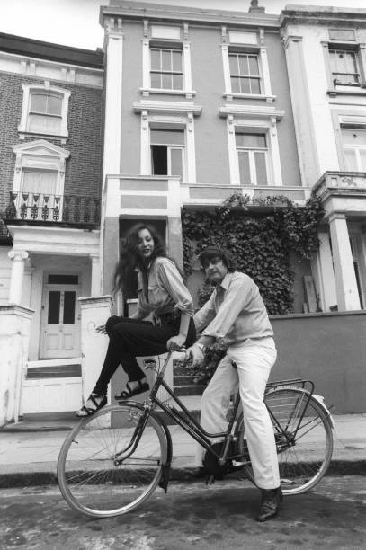 DAVID BAILEY AND Marie Helvin in front of their London home 1977 OLD ...