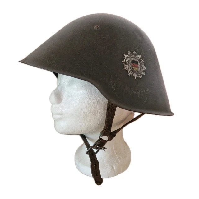 DDR MDI VOLKSPOLIZEI M56 Stahlhelm mit Wappenschild 50/60er Jahre (1961 ...