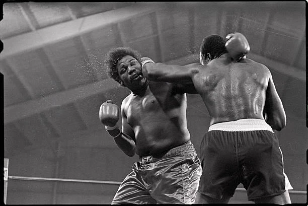 LARRY HOLMES AND Larry Jones Punching 1980 Old Boxing Photo EUR 6,54 ...