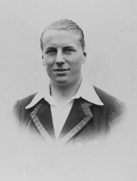 SANDY IRVINE ALONGSIDE George Mallory Andrew Irvine famously disap ...