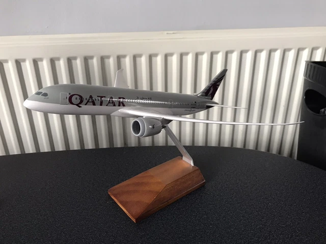 QATAR AIRWAYS 1/200 Scale Boeing 787-8 Pacmin Model With Stand £41.01 ...