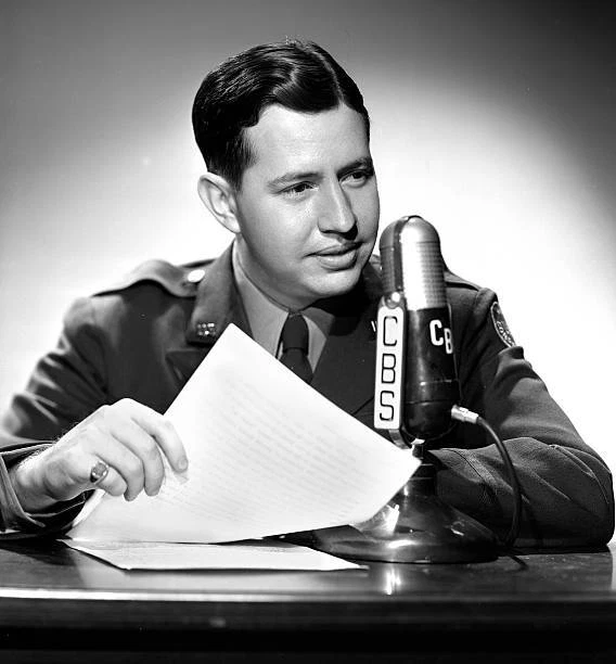 DOUGLAS EDWARDS NEWS Reporter 2 Old 1940S Radio Photo EUR 6,62 ...