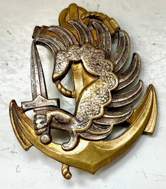 GENUINE VINTAGE DRAGO numbered French Parachute Regiment cap badge post ...
