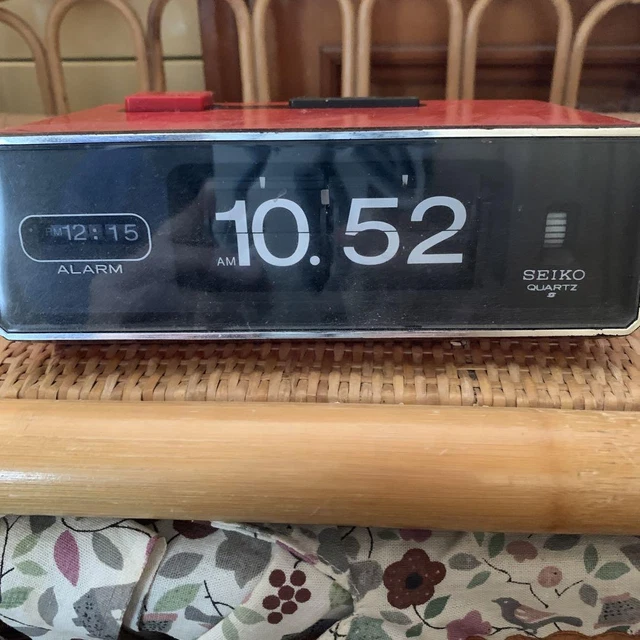 VINTAGE SEIKO RED Flip Clock QN401T Battery Powered JAPAN Space Age Mid ...