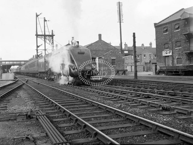 PHOTO BRITISH RAILWAYS Steam Locomotive 60025 Class A4 at Grantham in ...