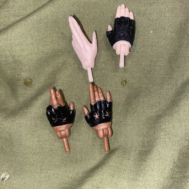 DISNEY DESCENDANTS UMA & Mal Replacement Hands Only Part w/Black Gloves ...