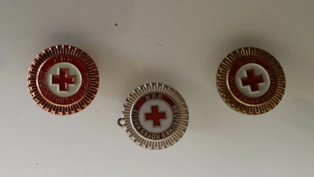 DRK ORDEN MEDAILLE Ehrenzeichen DDR GST NVA FDJ VP Dachbodenfund alt ... DRK ORDEN MEDAILLE Ehrenzeichen DDR GST NVA FDJ VP Dachbodenfund alt ...