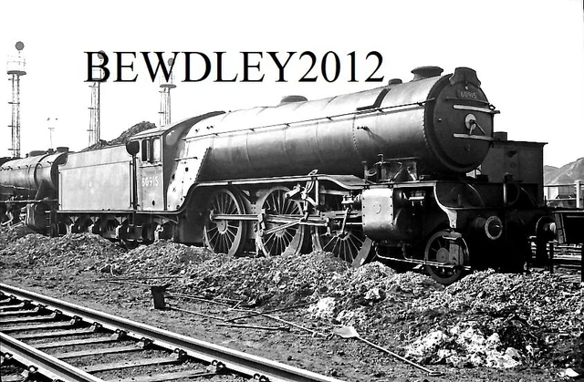 NEGATIVE 35MM LNER GRESLEY V2 60915 SEEN ON THORNABY SHED MPD circa1962 ...