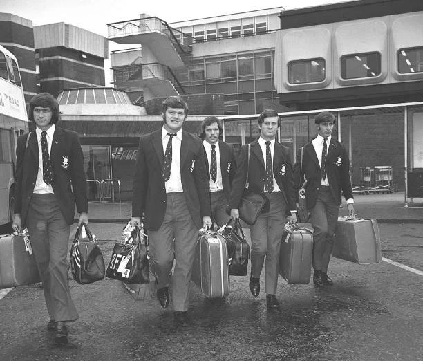 ENGLAND RUGBY TEAM Carrying Their Luggage 1973 Old Rugby Photo EUR 6,59 ...