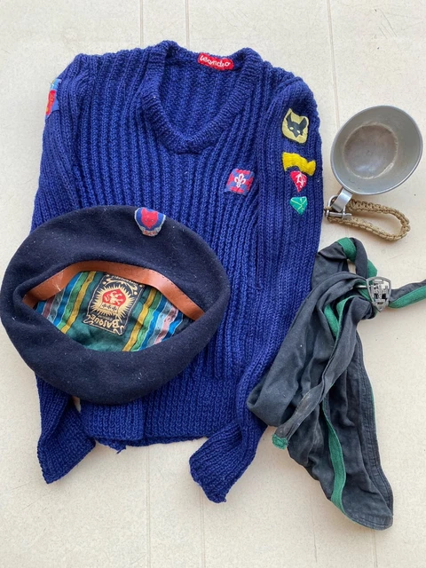 TENUE D'UN SCOUT de la région de Montpellier, pull avec insignes, beret ...
