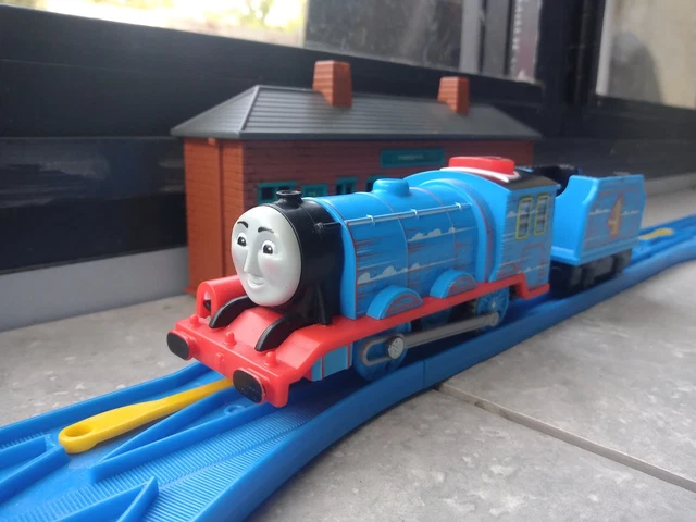 THOMAS AND FRIENDS Trackmaster Revolution motorised talking Gordon ...