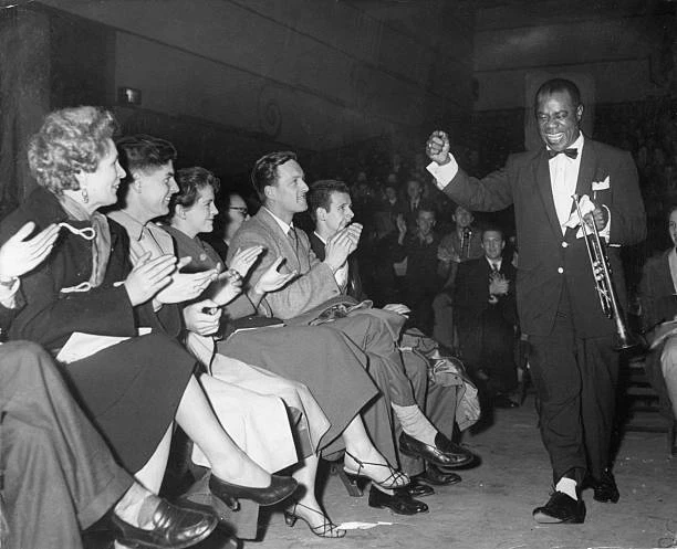 LOUIS ARMSTRONG ACKNOWLEDGES cheers fans as he enters Kelvin Hall - Old ...