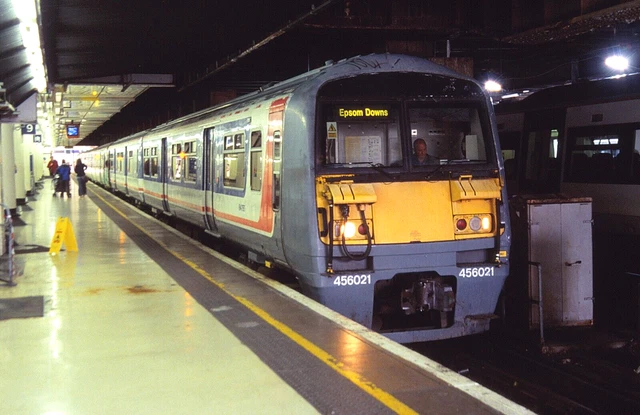 7165 COLOUR RAILWAY Slide Emu Class 456 021 At Victoria 2007 £2.99 ...